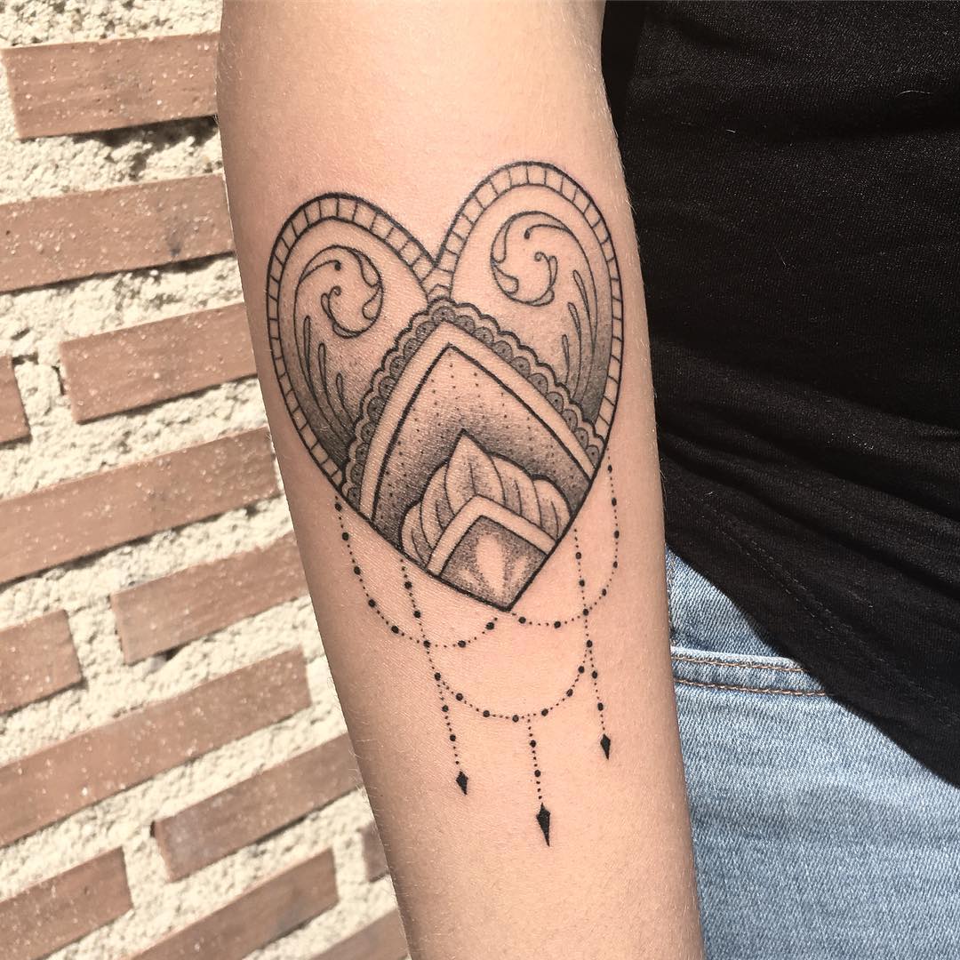 125+ Stunning Arm Tattoos For Women – Meaningful Feminine Designs