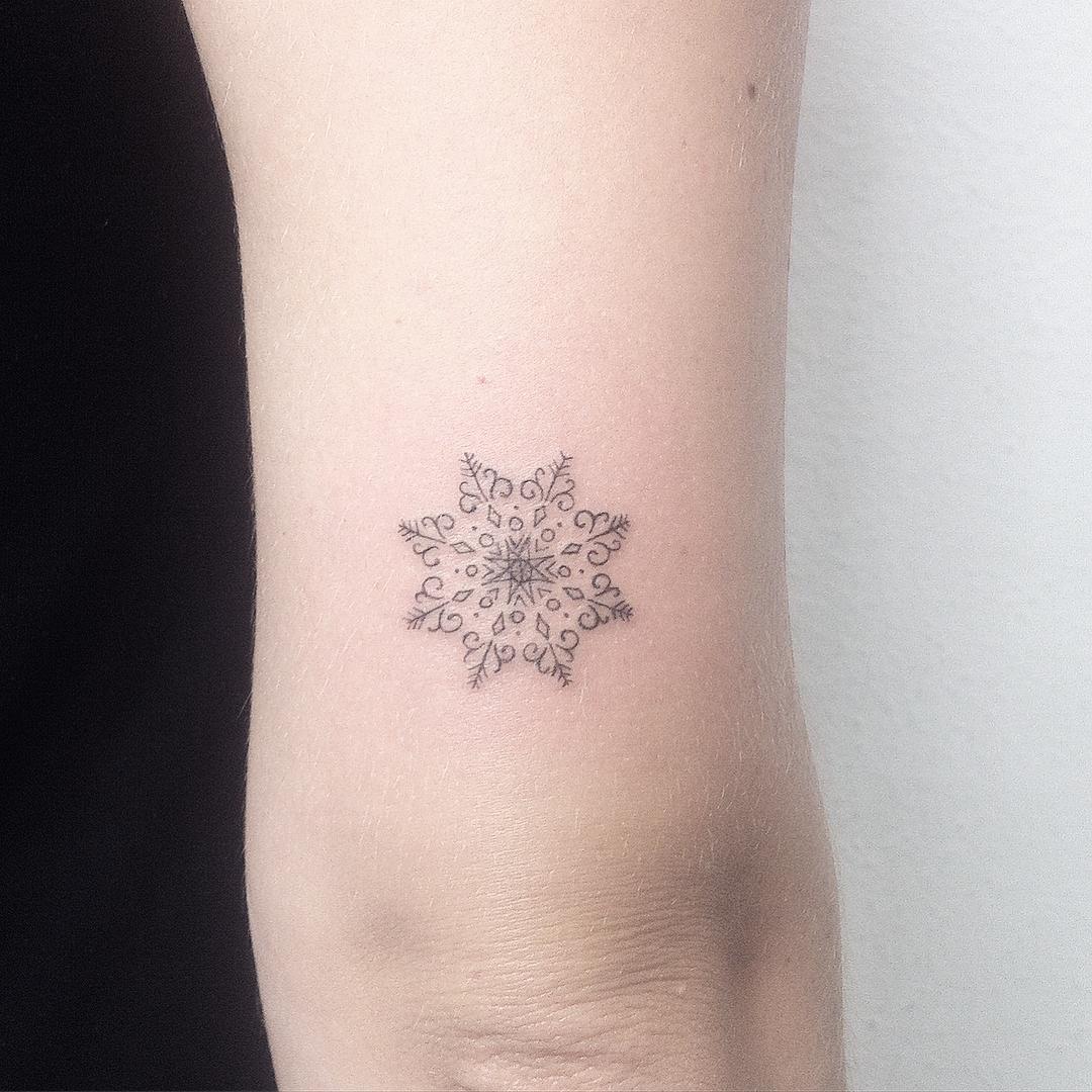 75+ Cute Snowflake Tattoo Ideas – Express Yourself With Icy Little Marvels